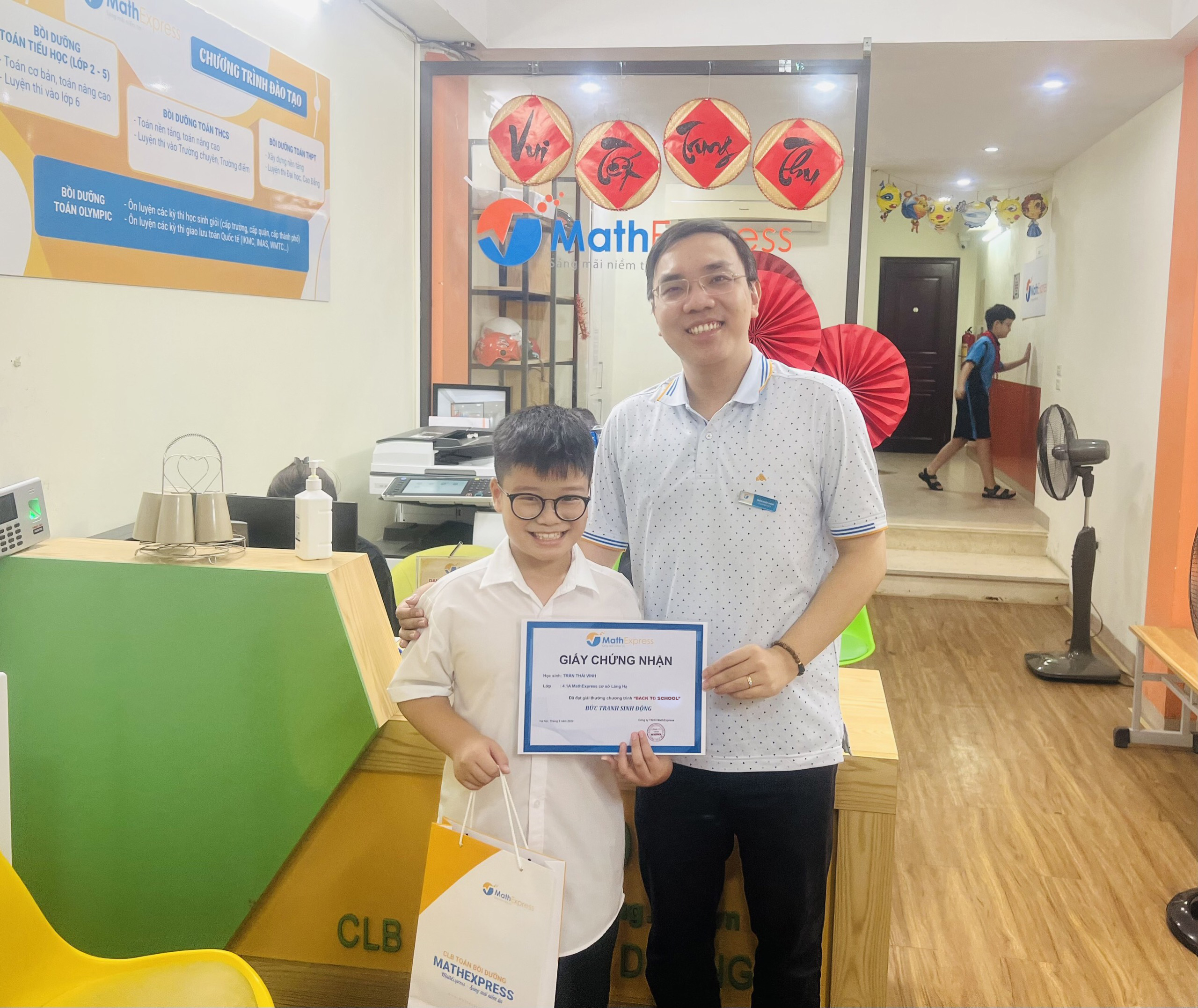 MATHEXPRESS TRAO QUÀ CHO HỌC SINH ĐẠT GIẢI CUỘC THI “BACK TO SCHOOL”