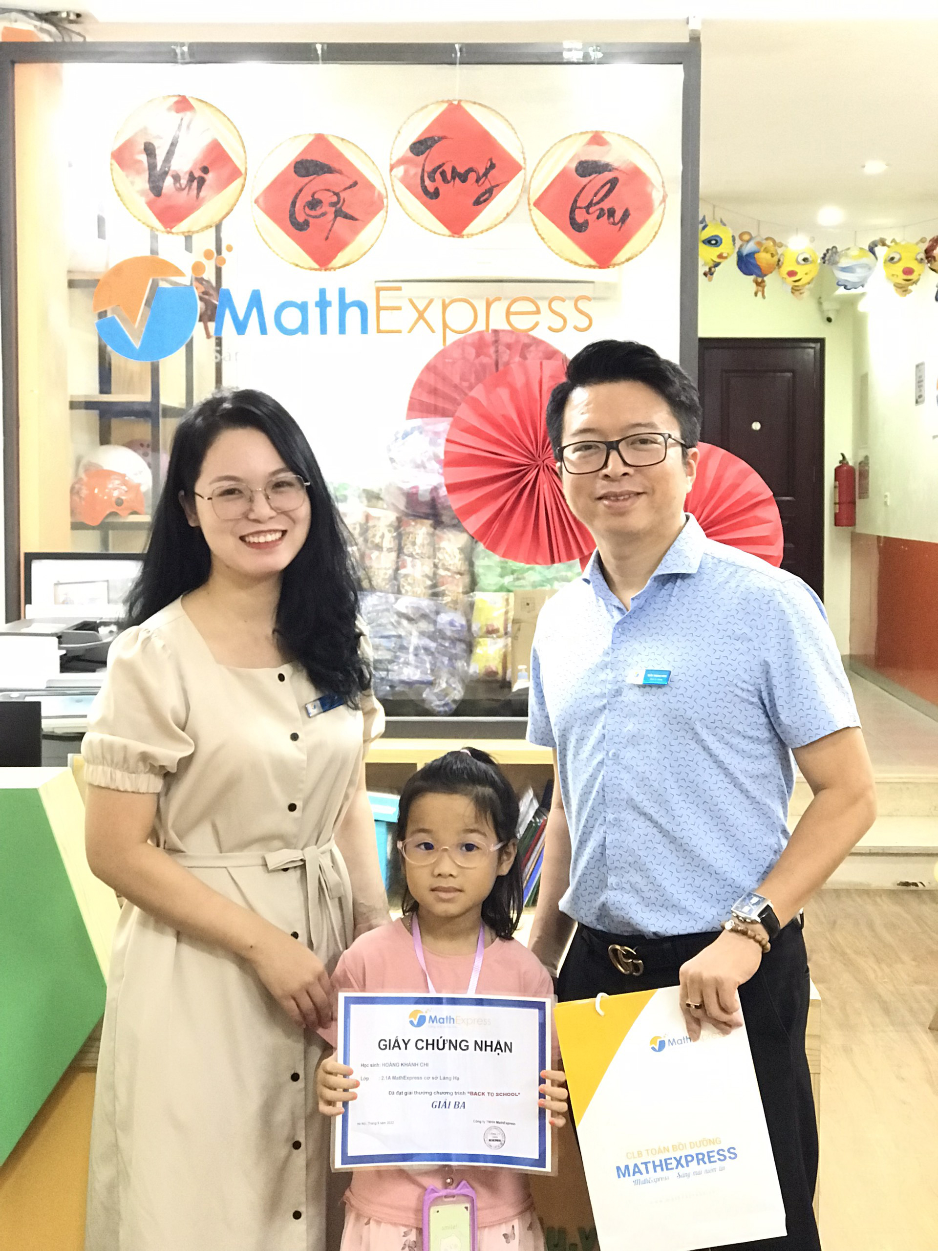 MATHEXPRESS TRAO QUÀ CHO HỌC SINH ĐẠT GIẢI CUỘC THI “BACK TO SCHOOL”